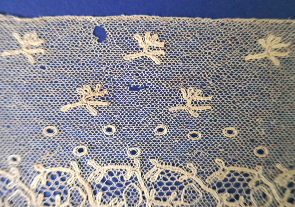 A 44" (111.5cm) LENGTH OF LILLE POINT LACE & SIMILAR LENGTHS | eBay UK