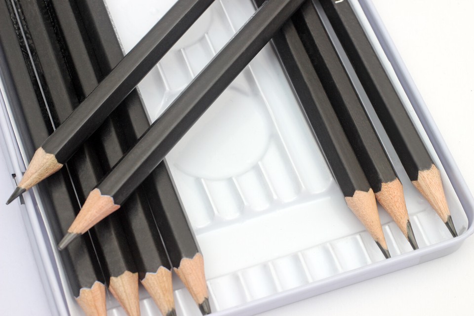 12 GRADED ART SKETCHING DRAWING PENCILS IN TIN CASE 8 SOFT SHADES 4 ...