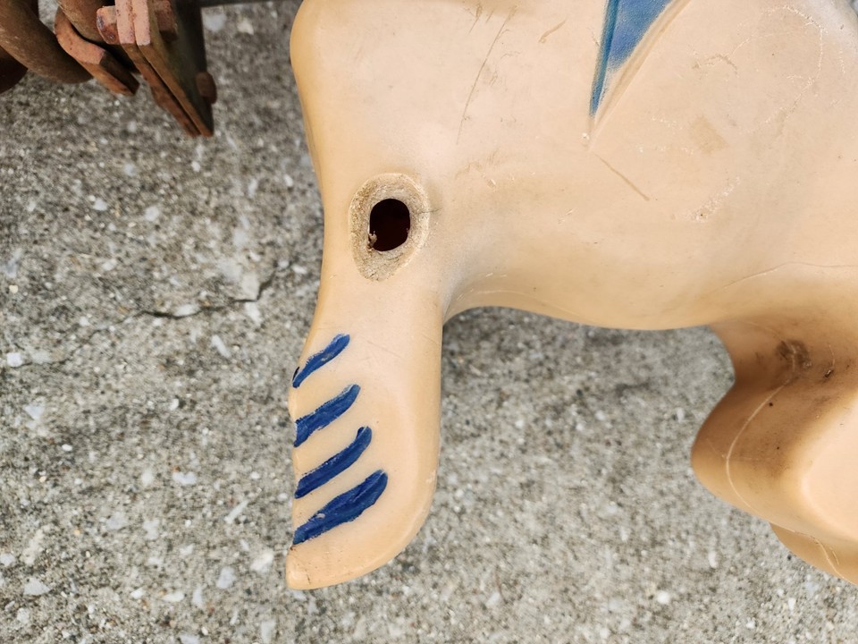 VINTAGE PLAYGROUND SPRING RIDER .LION . MEXICO FORGE ..RESIN NOT METAL ...