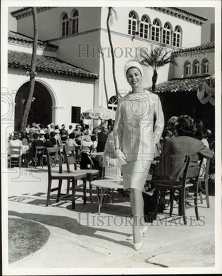 1965 Press Photo Model Nancy Kendall poses at the Indian Creek Fashion ...