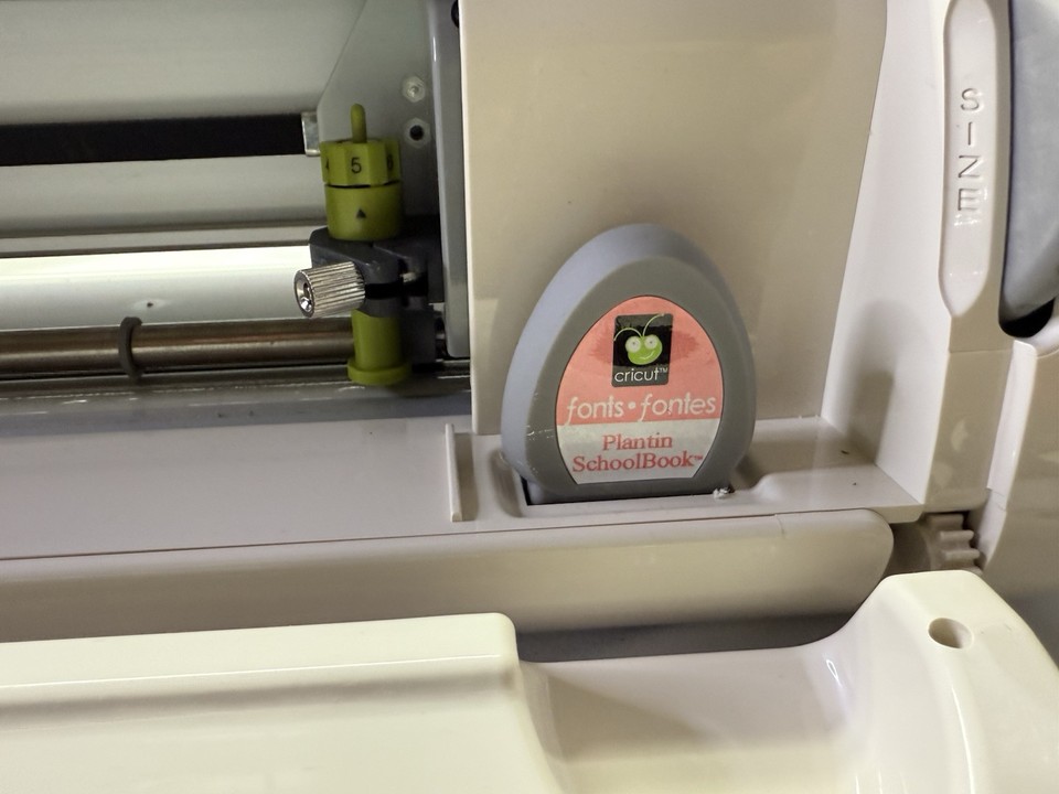 Cricut Expression Provo Craft 24" Electronic Cutter Machine CREX001 ...