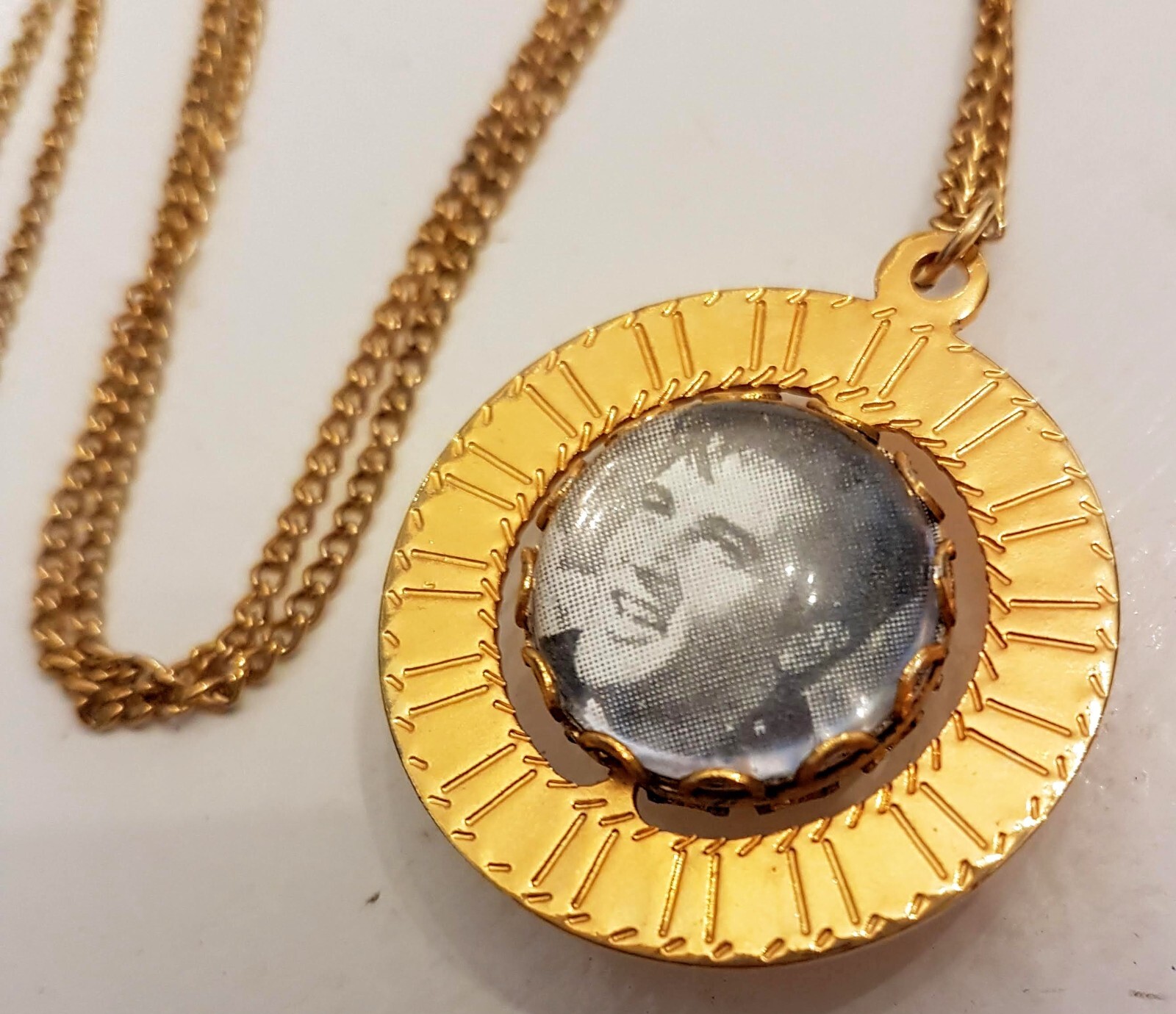 Elvis Presley Photo 24" Gold tone Chain Necklace 1.5"… - Gem