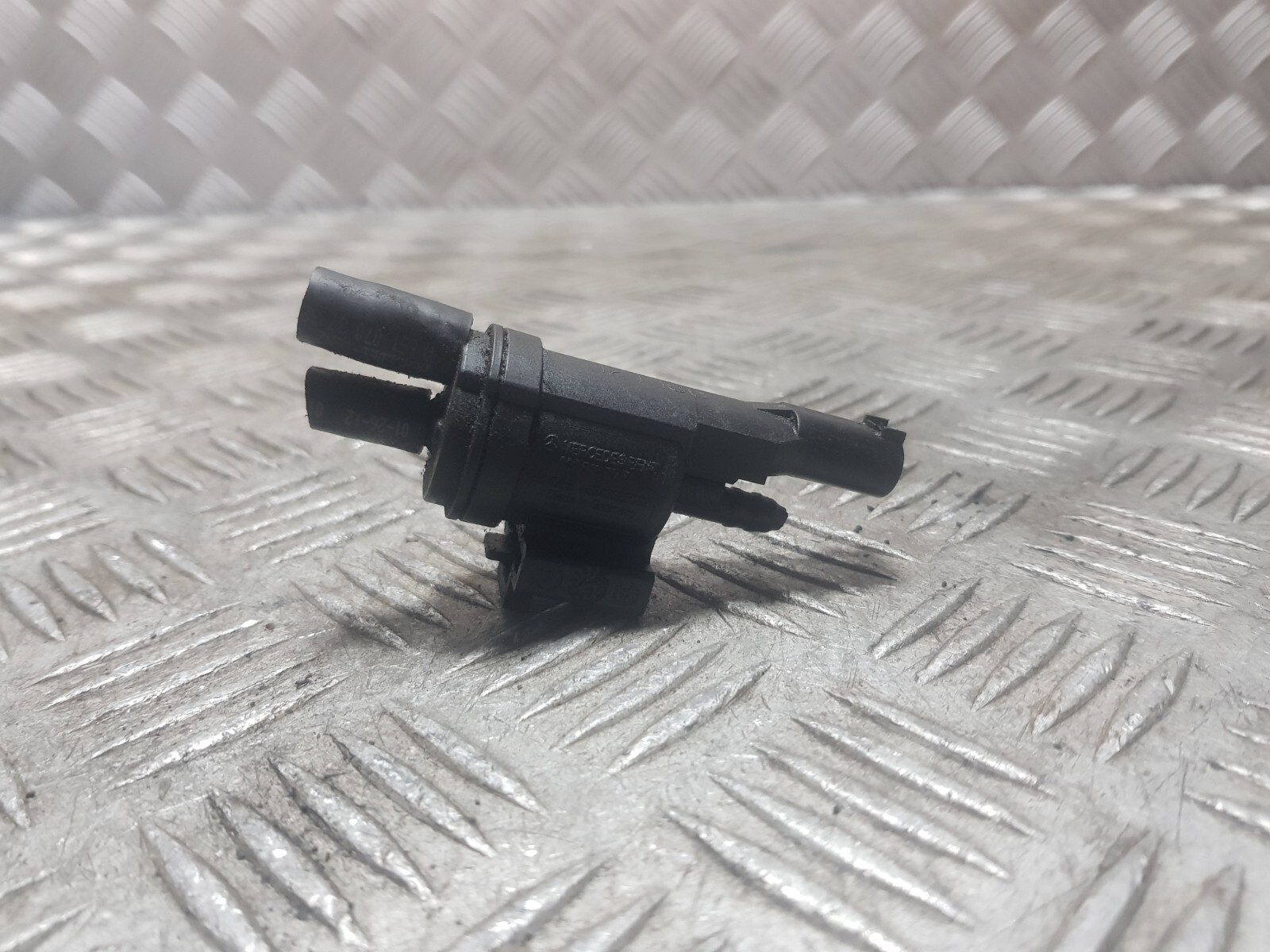 Mercedes-Benz E W212 2011 Diesel 140kW Turbo solenoid valve 0025407097 ...