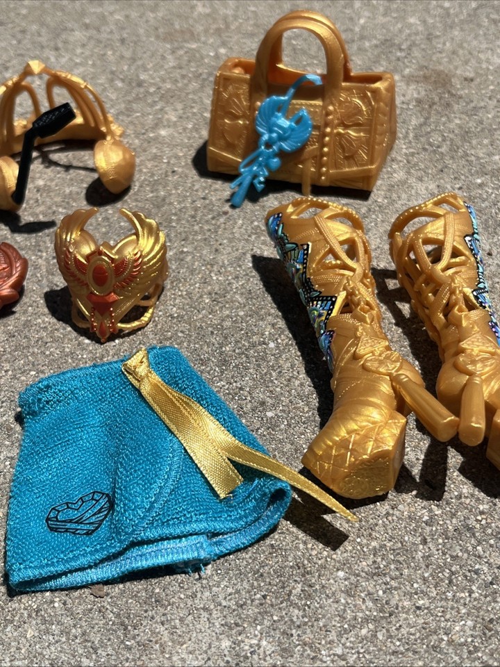 Monster High Skulltimate Secrets Fearidescent Cleo de Nile Doll ...