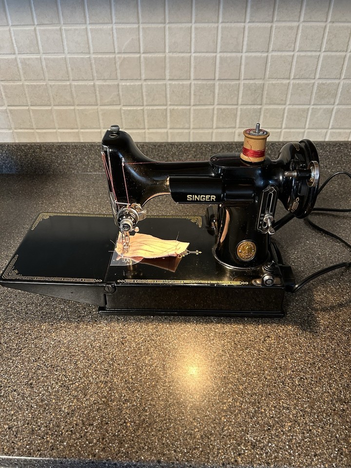 Singer Featherweight 221-1 Sewing Machine, Case, Accessories - Tested ...