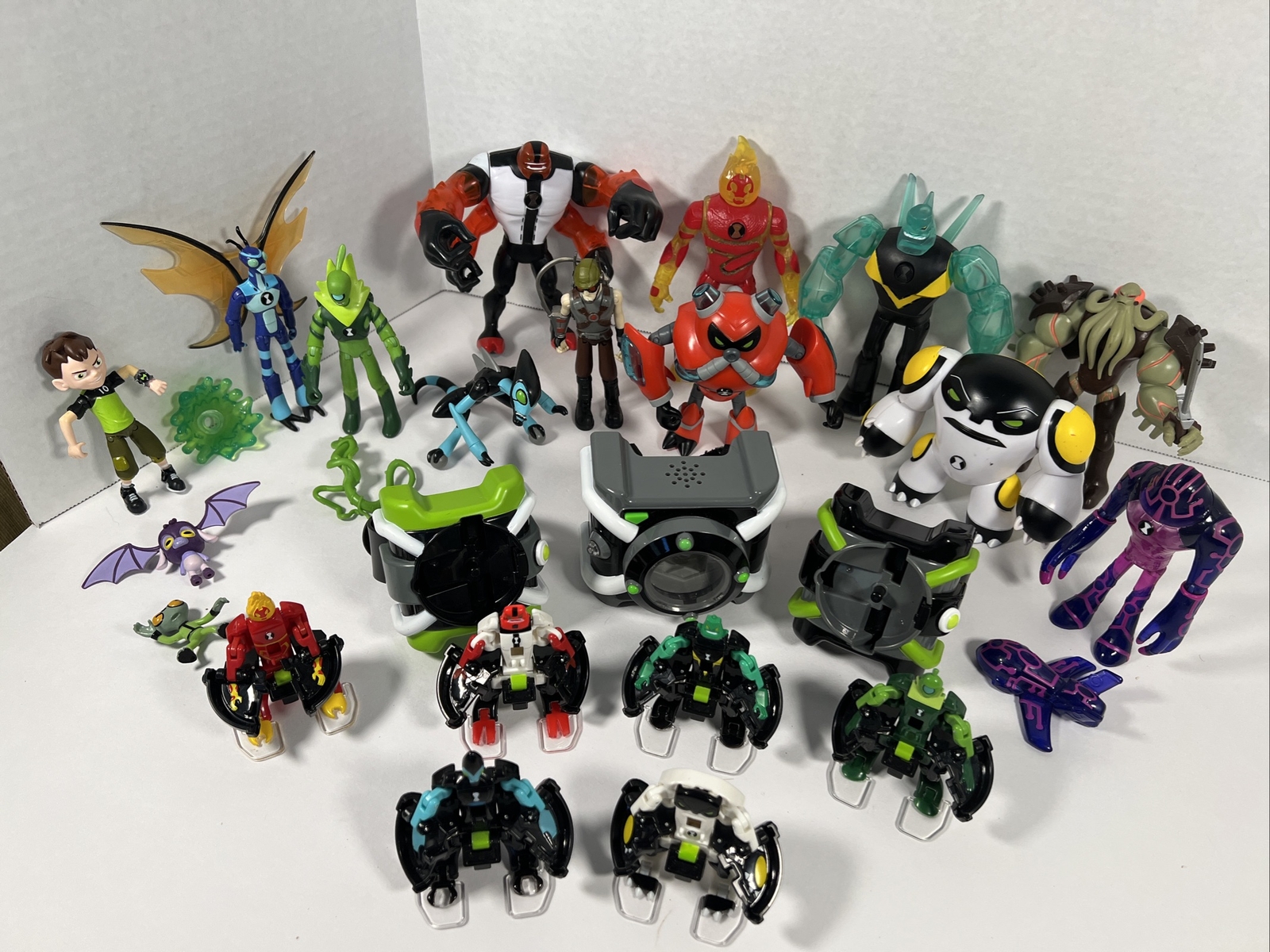 BEN 10 - BANDAI CARTOON NETWORK - LOT OF 25+ ACTION FIGURES AND PIECES