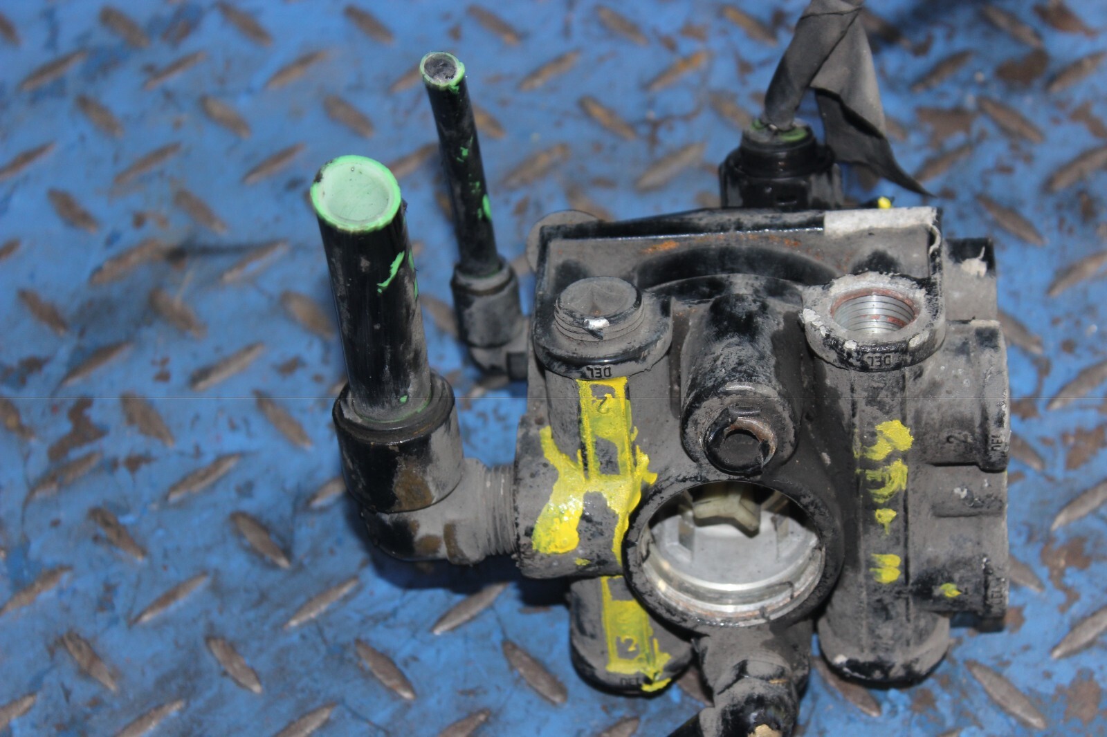 BENDIX TRACTION AIR BRAKE RELAY VALVE P/N: D591309 | eBay