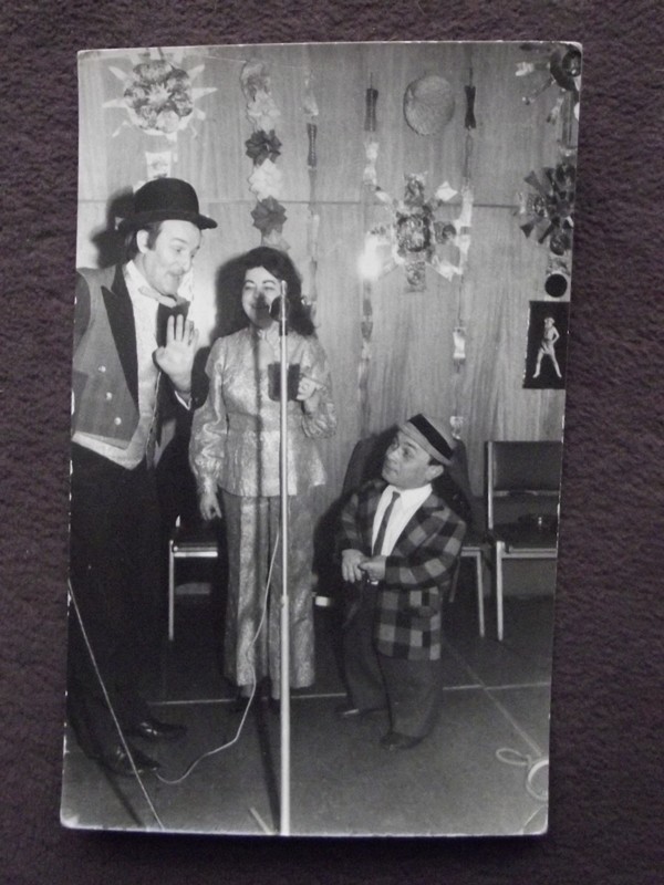 MIDGET & TWO COMEDIANS? PERFORMING AN ACT Vintage 1960's / 1970's PHOTO ...