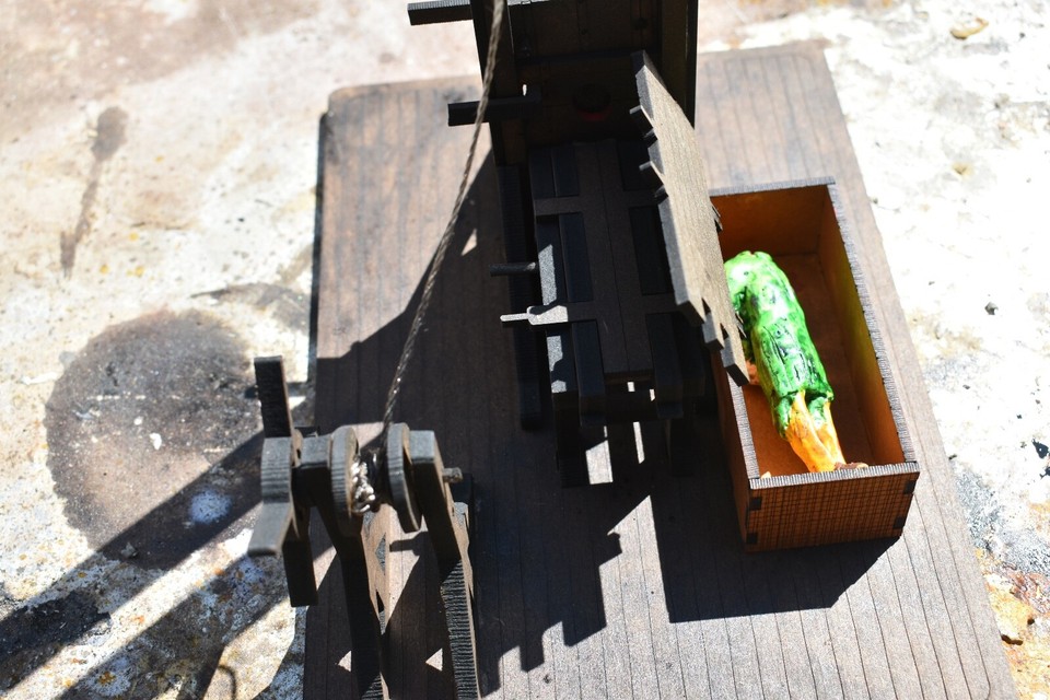 WORKING FRENCH REVOLUTION GUILLOTINE MODEL KIT | eBay