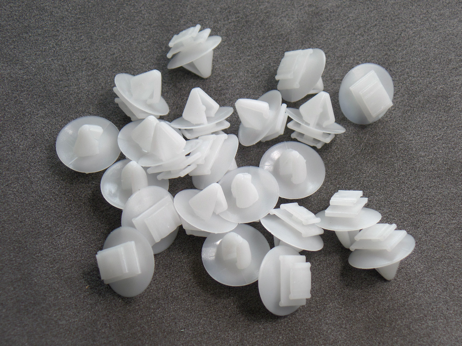 10x Zierleisten Befestigung Schutzleiste Clips Citroen Peugeot Renault ...