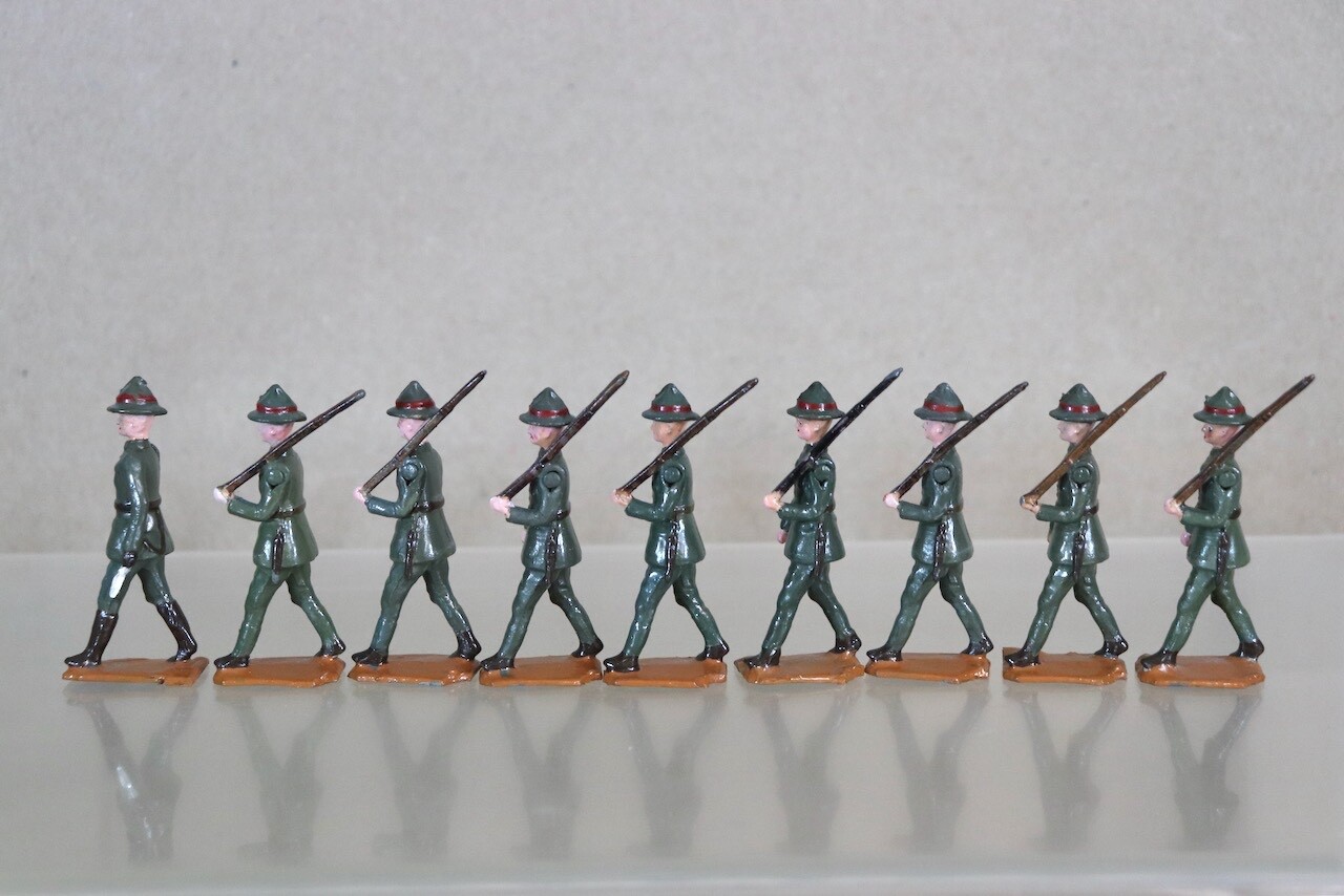 BRITAINS HOLLOW CAST WWI NEW ZEALAND INFANTRY ARMY SOLDIERS MARCHING ...