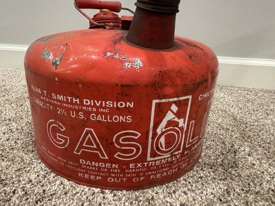Chilton 2 1/2 Gallon Red Metal Vented Gas Can Pre Ban USA 2.5 Rare ...