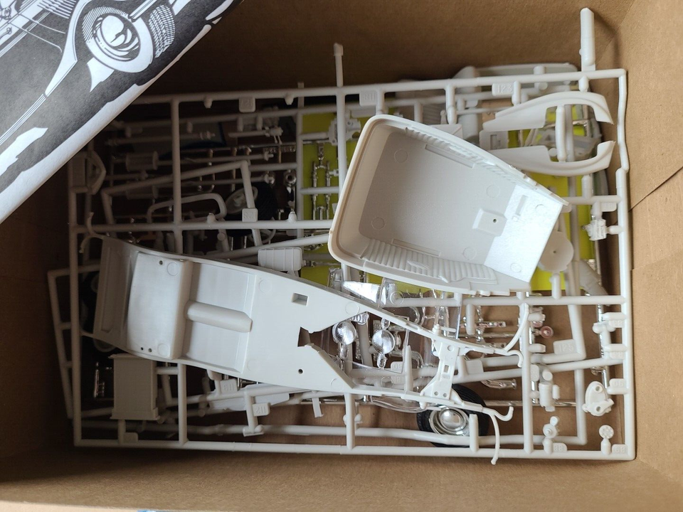 1:25 Scale AMT Ertl Model Car Kit #6686 '34 Ford Street Rod - Body ...