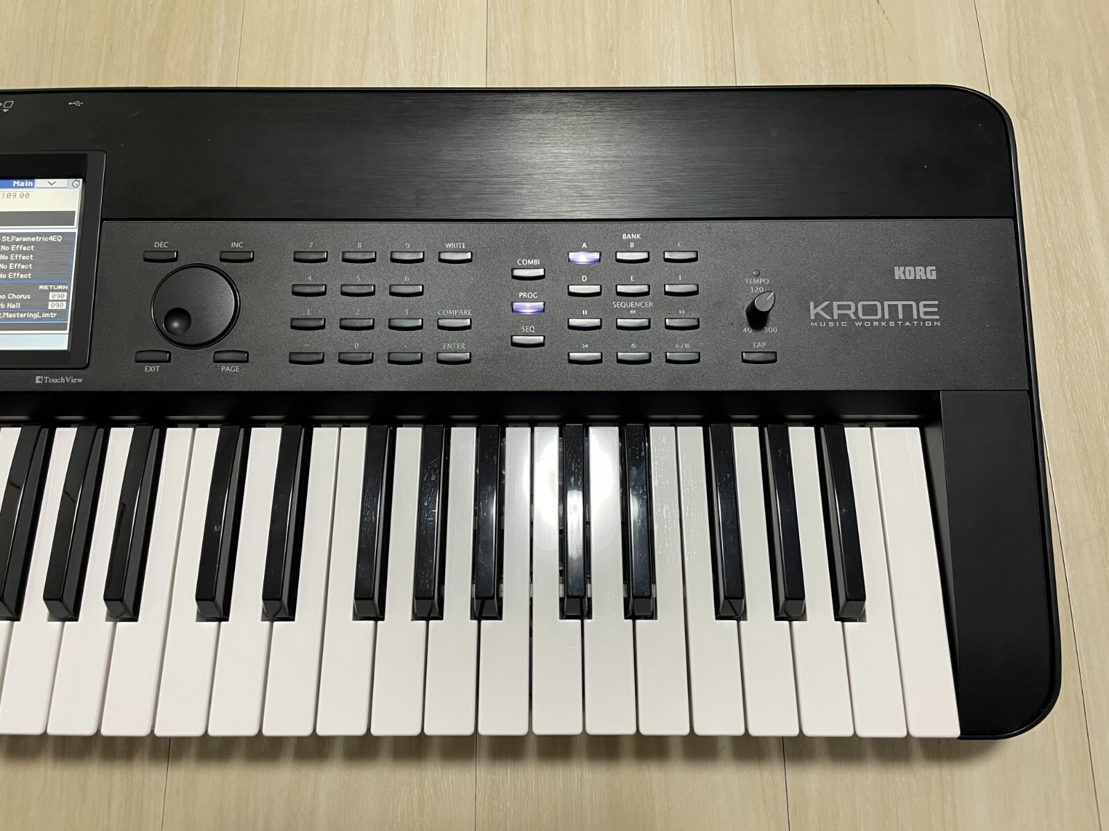 Korg Krome-61 Keyboard Synthesizer Music Workstation with Case and ...
