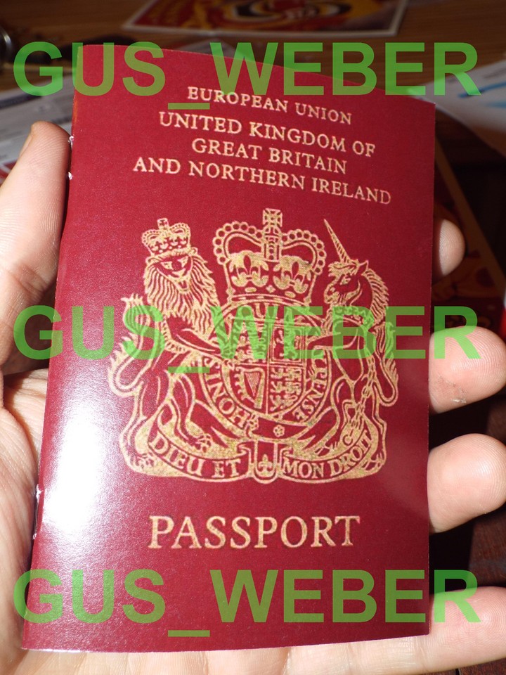 007 JAMES BOND PASSPORT PROP Roger Moore The spy who loved me Live and ...