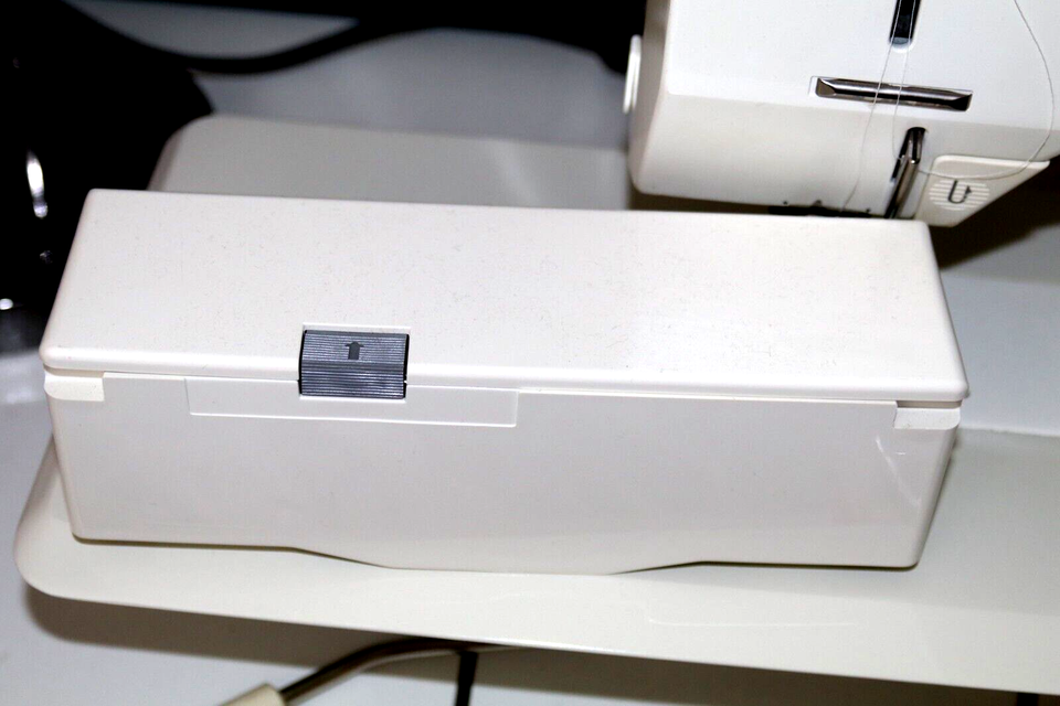 BERNINA 1230 Sewing Machine in EXCELLENT Condition! ~ COMPLETE with ...