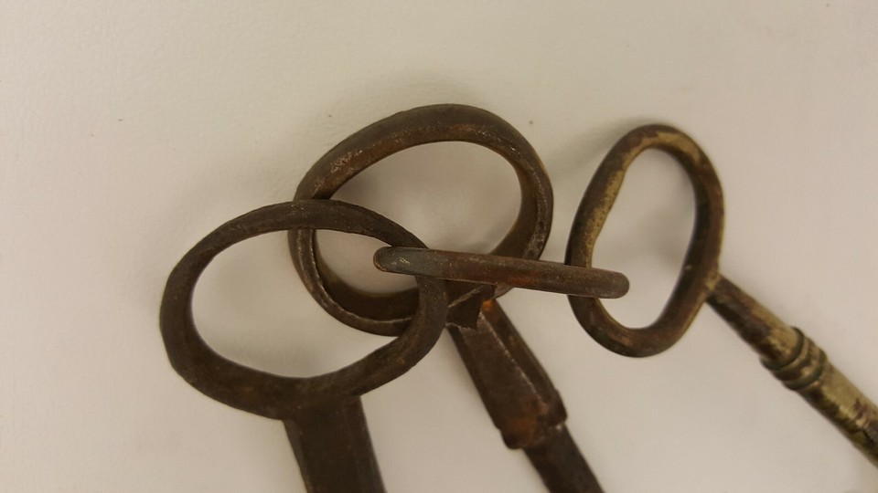ANTIQUE LARGE BRASS IRON CHURCH SKELETON KEYS SET OF 3 ON RING 7" 6" 5. ...