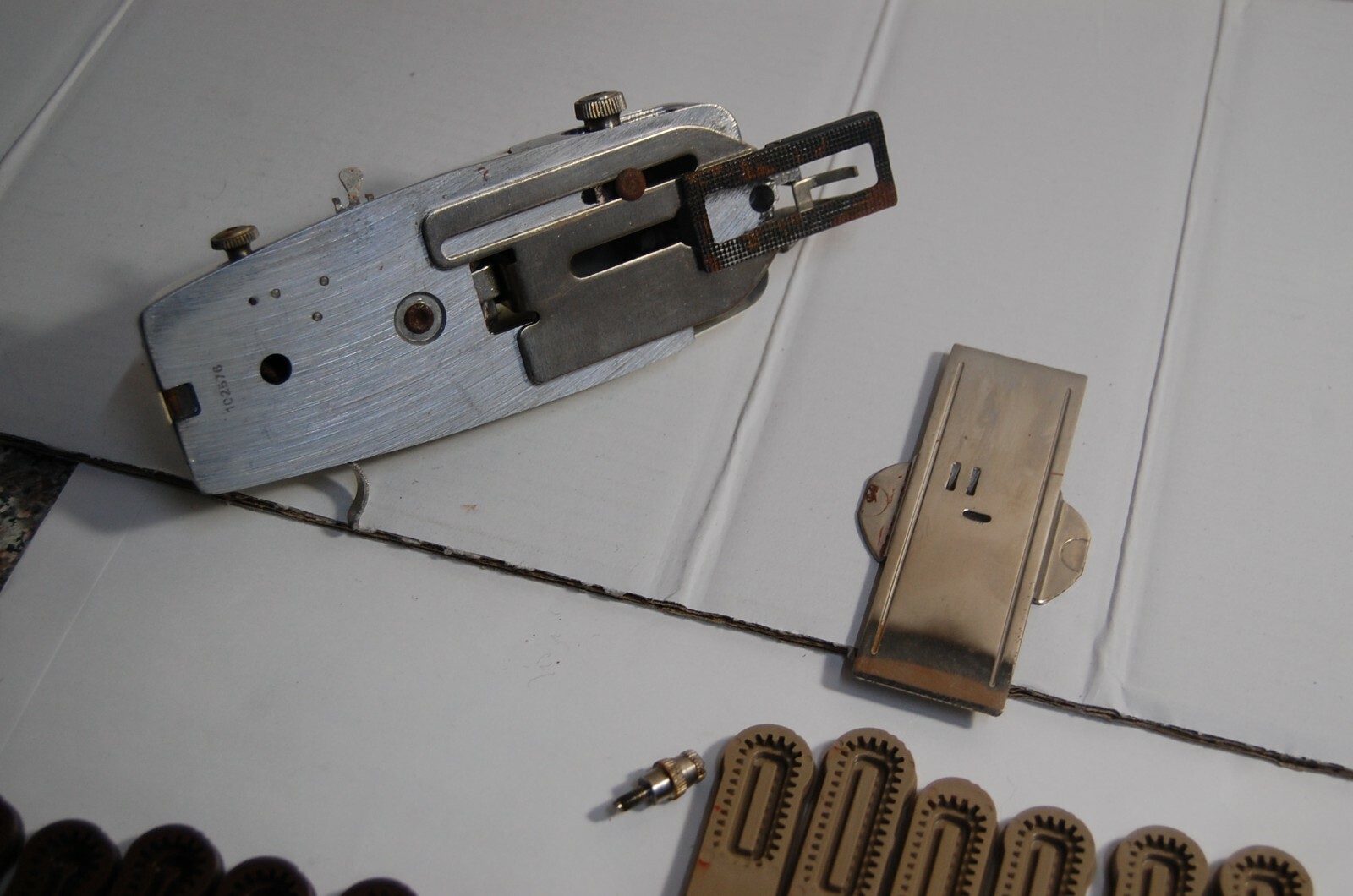 A7 SINGER Professional Buttonholer for Slant Zig-Zag Sewing Machines ...