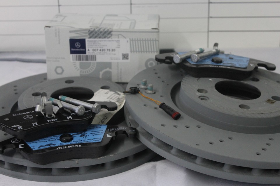 Genuine Mercedes-Benz C218 200 220 250 AMG Front Brake Discs & Pads Kit ...