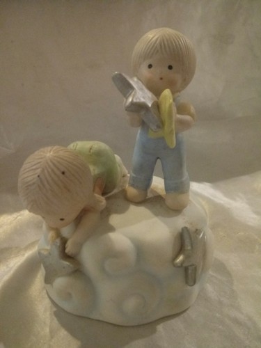 1985 MANN CERAMIC MUSIC BOX WHEN YOU WISH UPON A STAR 5" SMALL BOY GIRL ...