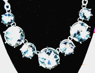 Joli collier grande mode très chic avec pierre grises très lumineuses ...