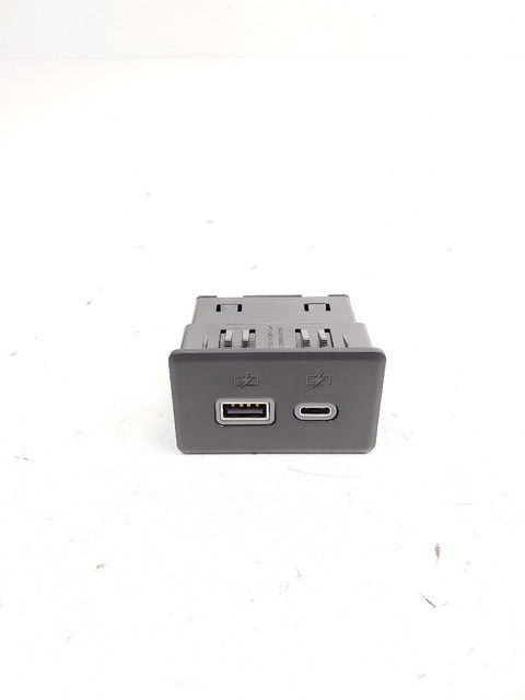 2021 - 2023 CHEVROLET TRAILBLAZER CENTER CONSOLE USB PORT MODULE OEM ...