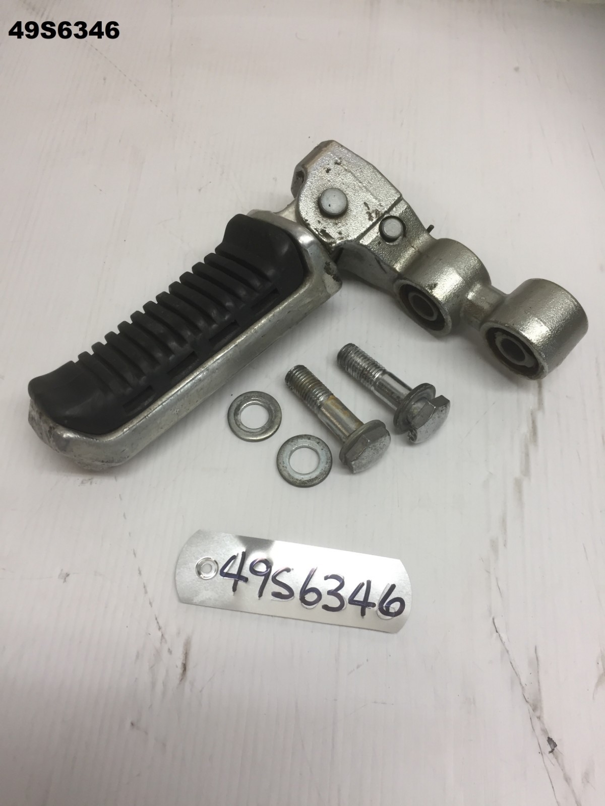 SUZUKI GSXS KATANA LATE MODEL RH RIDERS PEG, MOUNT & FASTENERS OEM ...