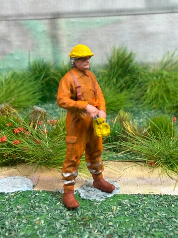 MODEL RAILWAY Figure Worker WITH RADIO HO OO 3D SCALE PRINTED HAND ...