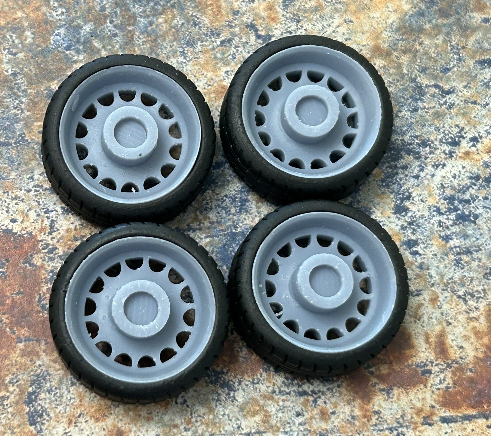 Resin 22 In. “Artillery” Restomod Wheels, W/ One Inch Whitewalls,1/24 1 ...