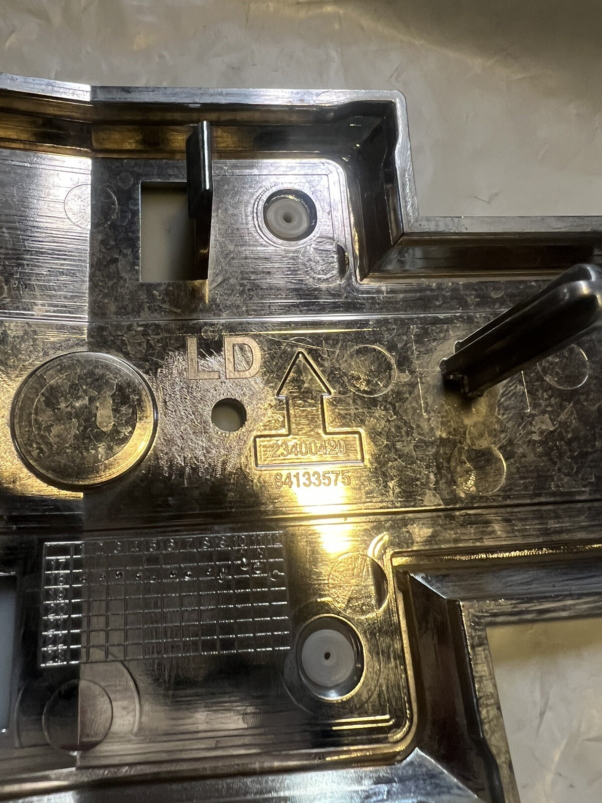 OEM GM 2019-2022 CHEVROLET SILVERADO BOWTIE FRONT EMBLEM 84133575 / ...