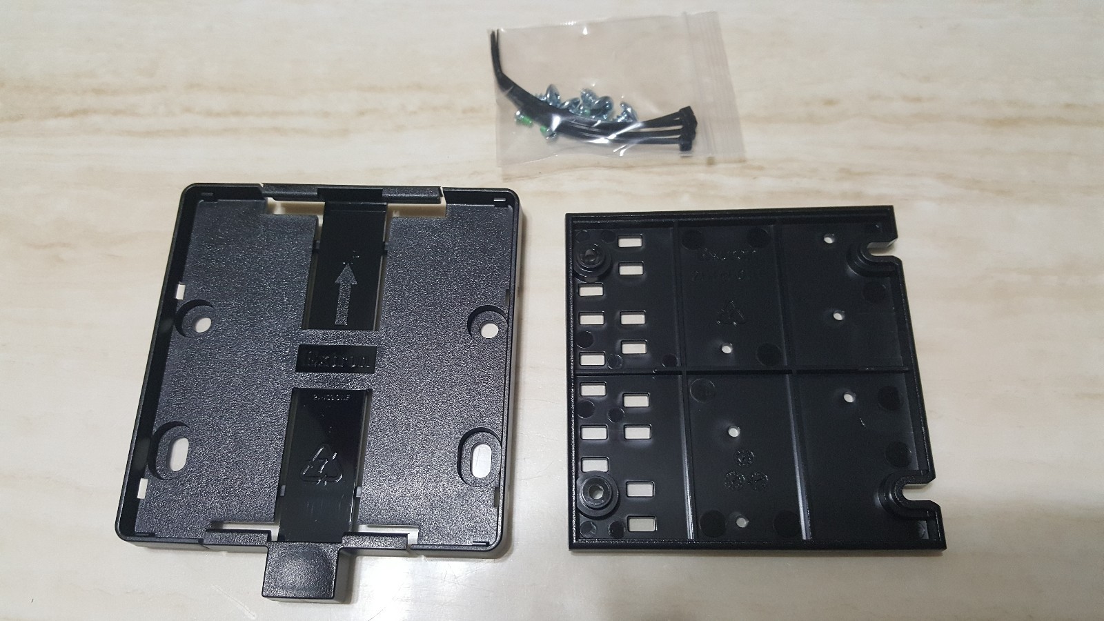 Extron 101-001-01 Zip Clip 200 Mounting Kit for 1/8 and 1/4 Rack Width ...