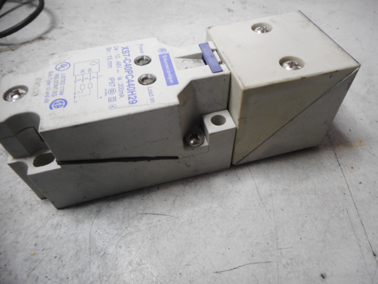 TELEMECANIQUE -- PROXIMITY SWITCH INDUCTIVE 15MM 12-48VDC -- XS7 ...