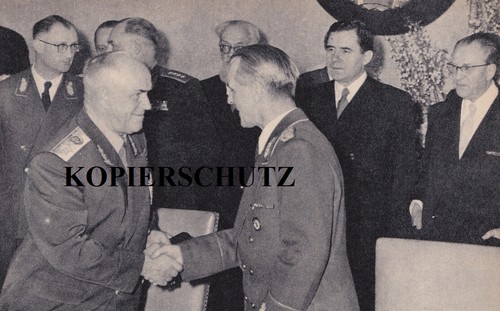VERTEIDIGUNGSMINISTER der SOWJETUNION und DDR MARSCHALL SCHUKOW und ...