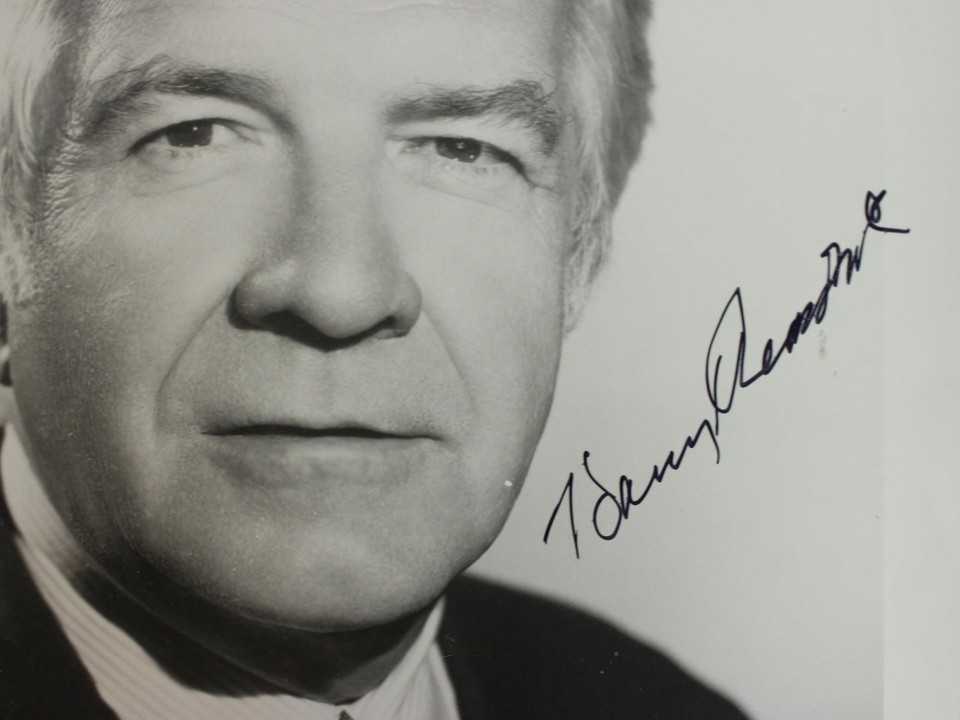 JOURNALIST HARRY REASONER (1923-1991) (60 MINUTES) AUTOGRAPH 8 x 10 ...
