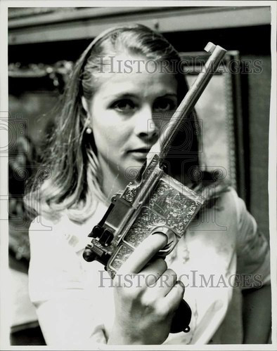 1969 Press Photo Angela Kramer displays 1896 Mauser pistol at Christies ...