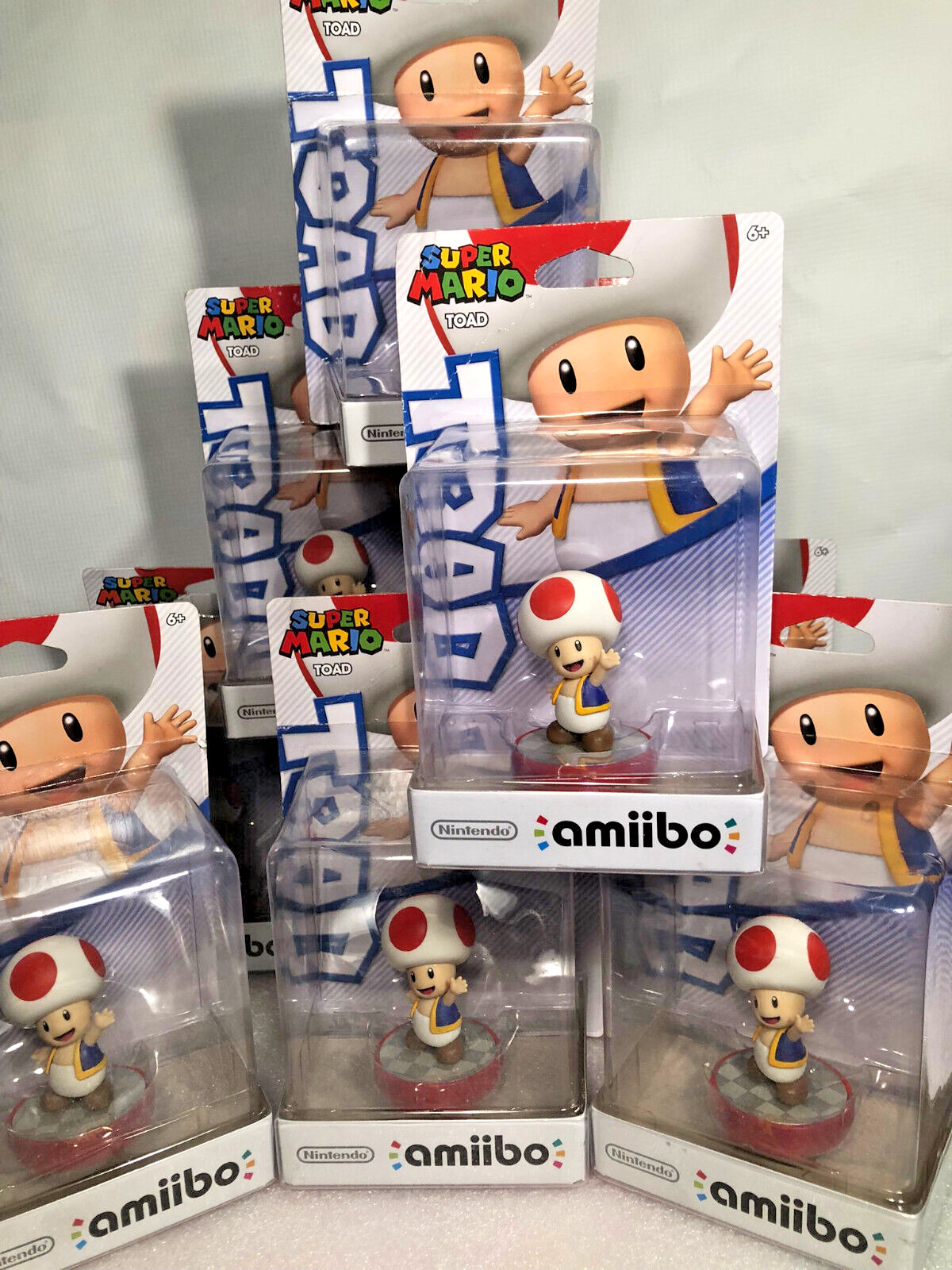 Unopened Nintendo Super Mario 10 Toad Amiibo New worn packaging READ
