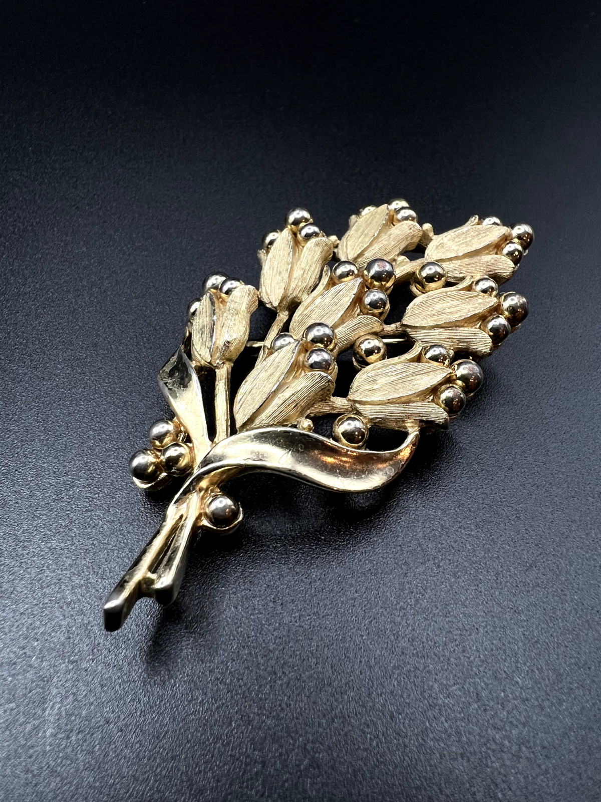 Vintage TRIFARI Signed Gold-Toned Flower With Gold-Li… - Gem
