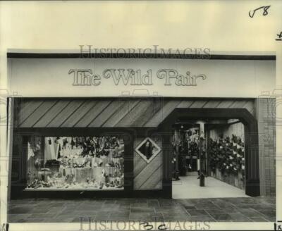 1974 Press Photo Wild Pair shoe store opening in Lakeside Shopping ...