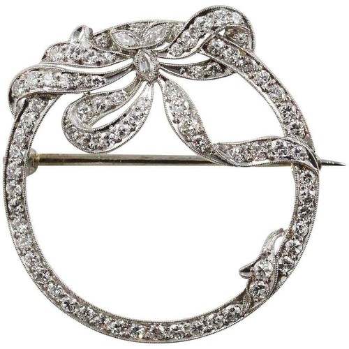 Magnificent Features A Circular Bow Design 2.14CT Cubic Zirconia ...