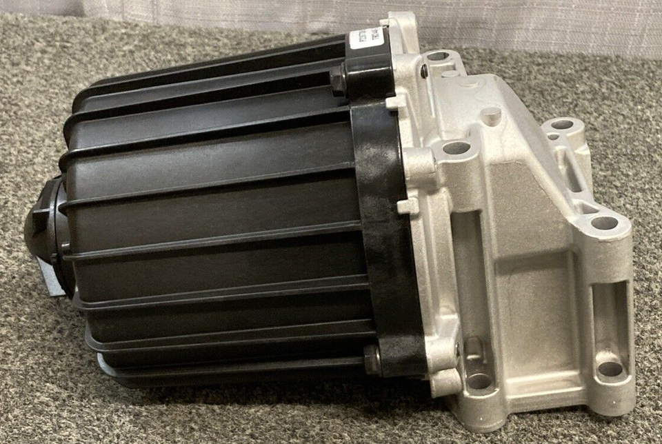 NEW GENUINE VOLVO 22877306 Crankcase Ventilation Oil Separator with ...