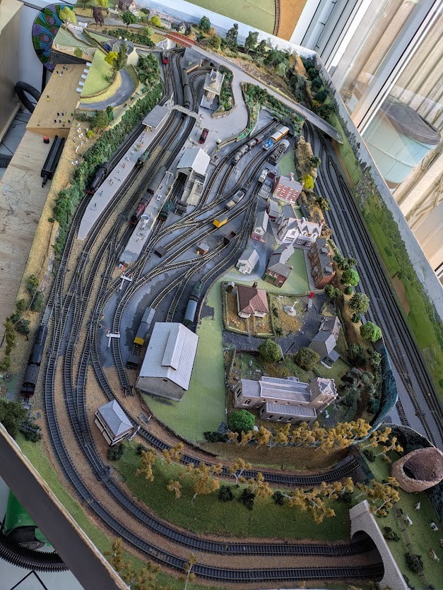 N Gauge Complete Model Railway Layout running but requires some work ...