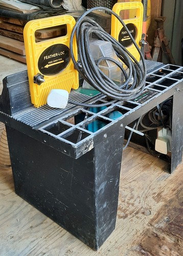 Trend Router Table. Complete with Makita Router, guide and feather ...