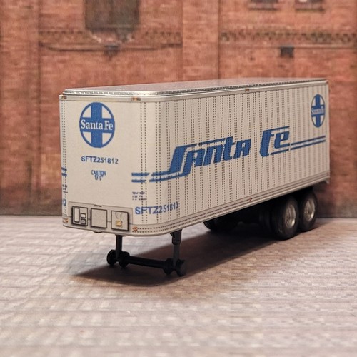 HO Scale Atchison, Topeka and Santa Fe Railway (ATSF) piggyback trailer ...