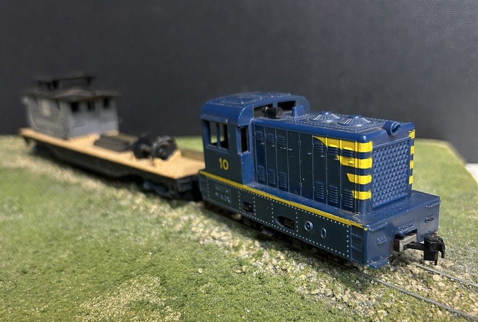 HO Diesel Switcher Locomotive, 3 Flatbeds, 2 Loads, Maintenance Car ...