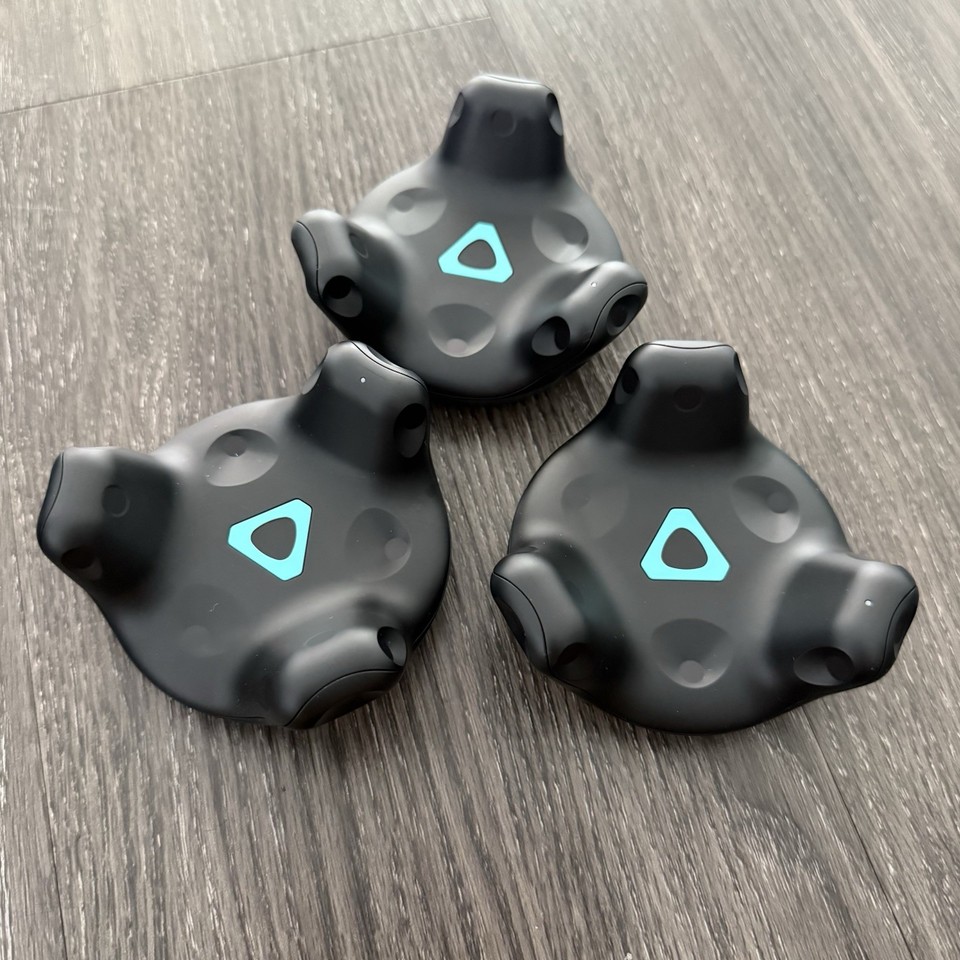 3x HTC Vive Tracker 2.0 + 2x SteamVR 2.0 Base Stations VRChat Full Body ...