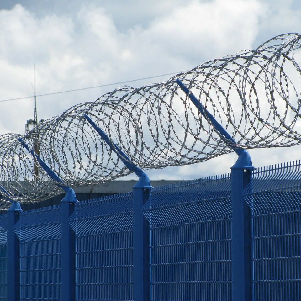 10MBarbed Razor Wire Bracket Rolls Galvanised Front Facing Wall Fence ...