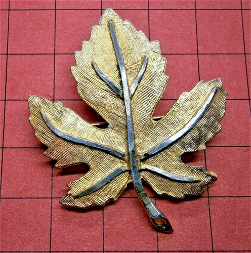 F275*) Vintage gold tone abstract maple leaf Canada Canadian brooch ...