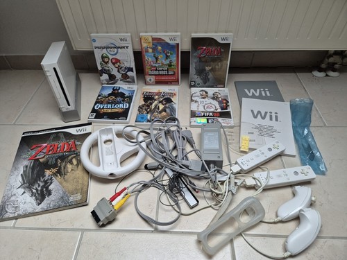 Nintendo Wii mit 2 Controllern Nunchuk 5 Spiele Lösungsbuch, Mario Kart ...