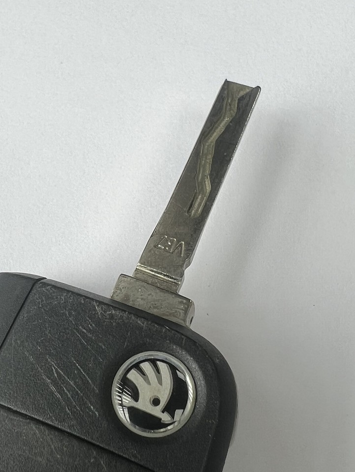 GENUINE SKODA 3 BUTTON REMOTE FLIP KEY FOB OCTAVIA FABIA ETC TESTED ...