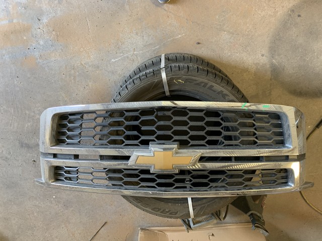 2015-2019 Chevrolet Tahoe Grille GM Part# 23320677 #84724084 OEM Please ...